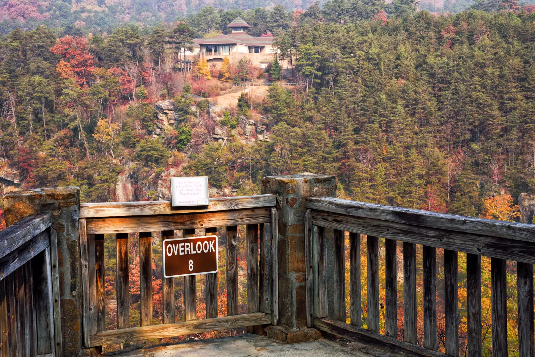 Tallulah Gorge State Park, Jane Hurt Yarn Interpretive Center qhia txog keeb kwm ntawm lub nroog no nrog rau thaj chaw rugged struts thiab ecosystem tsis yooj yim.