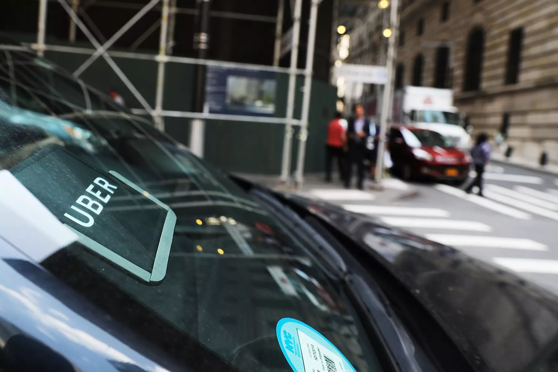 một chiếc xe Uber đang đợi một khách hàng ở Manhattan