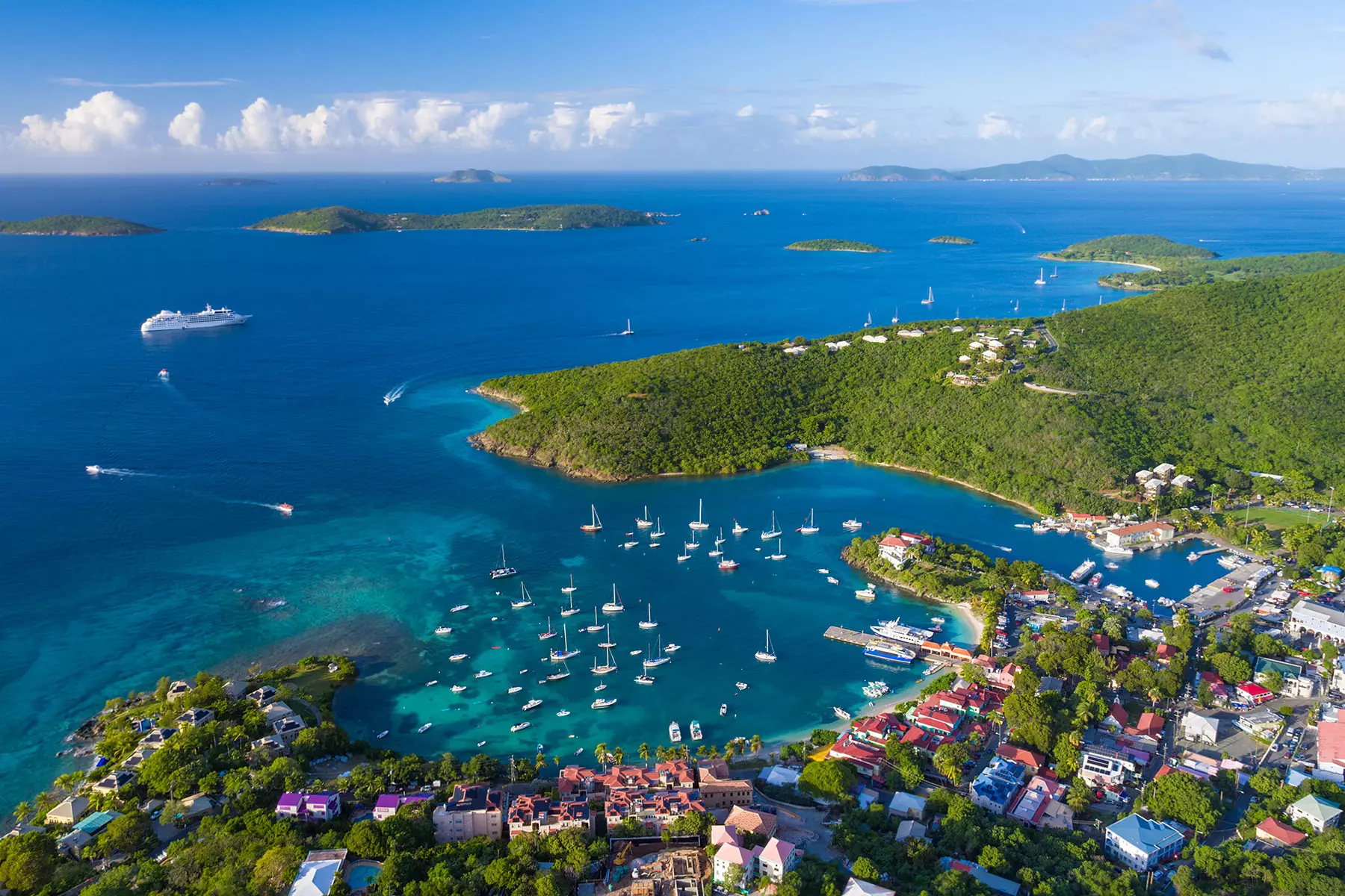 Loftopklärung Vue vun Cruz Bay, St.John an US Virgin Islands