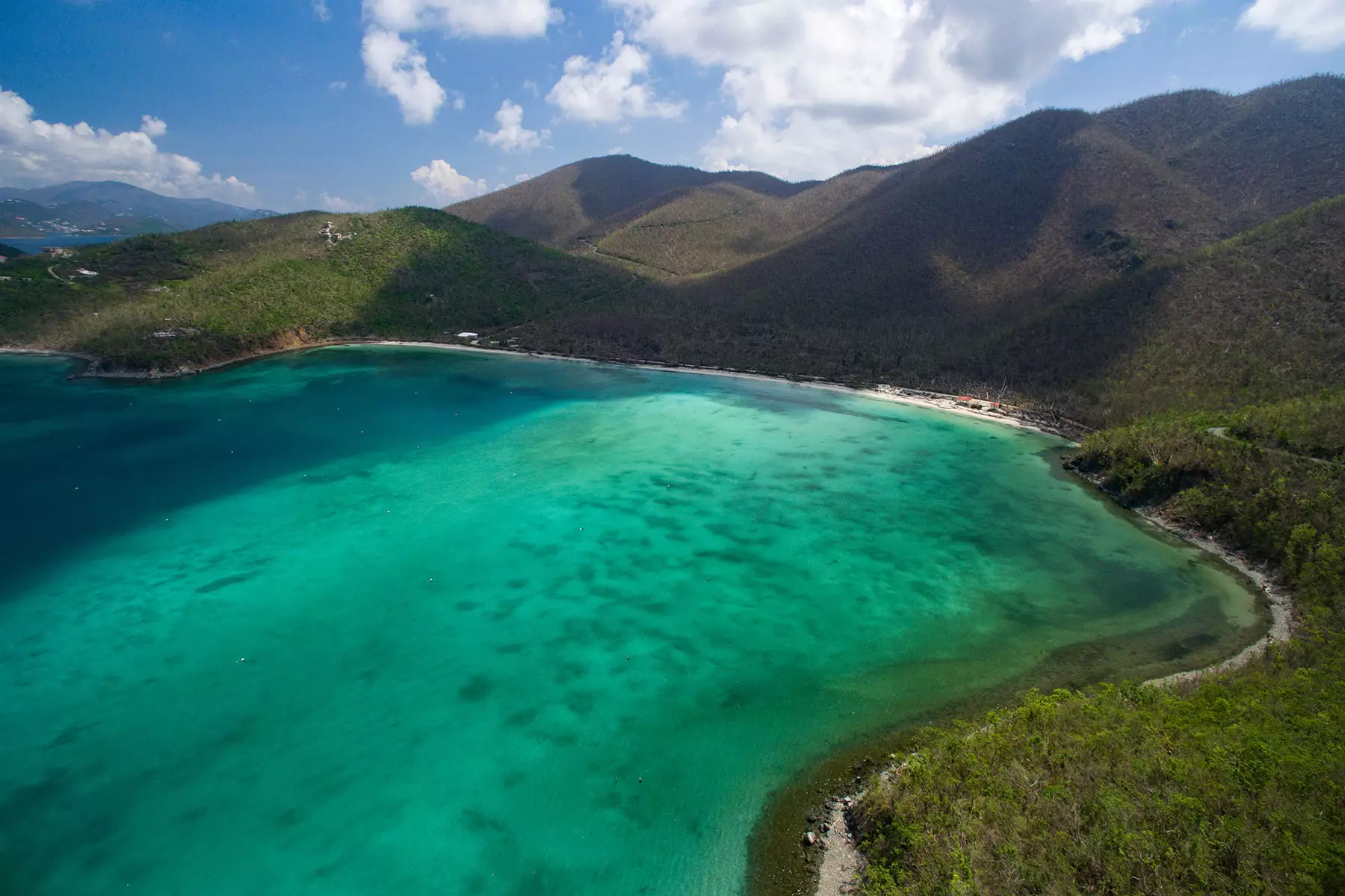 Aerial saib ntawm Maho Bay hauv St. John