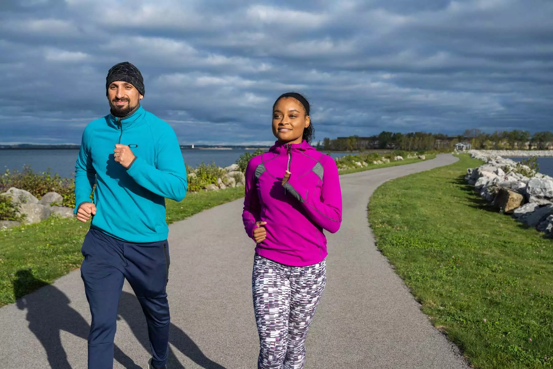 Dos corredors a l'Empire State Trail a Buffalo Harbour