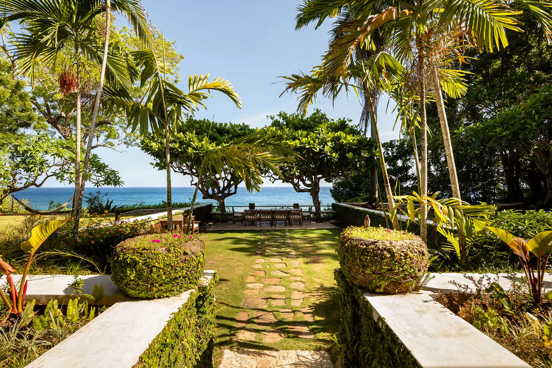 Onani kuchokera kumbuyo kwa Fleming Villa