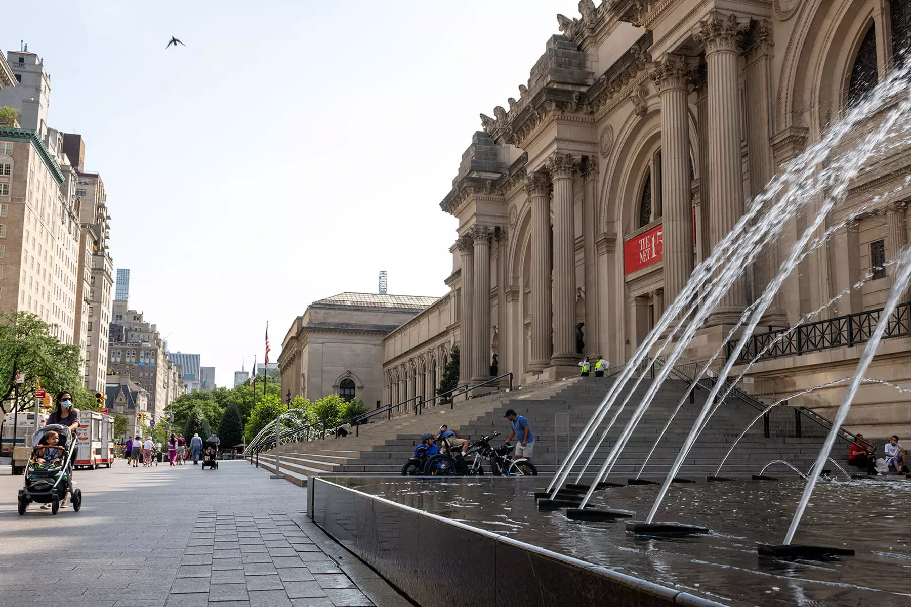 O tagata o loʻo ofuina matapulepule e vaʻaia i fafo atu o le Metropolitan Museum of Art