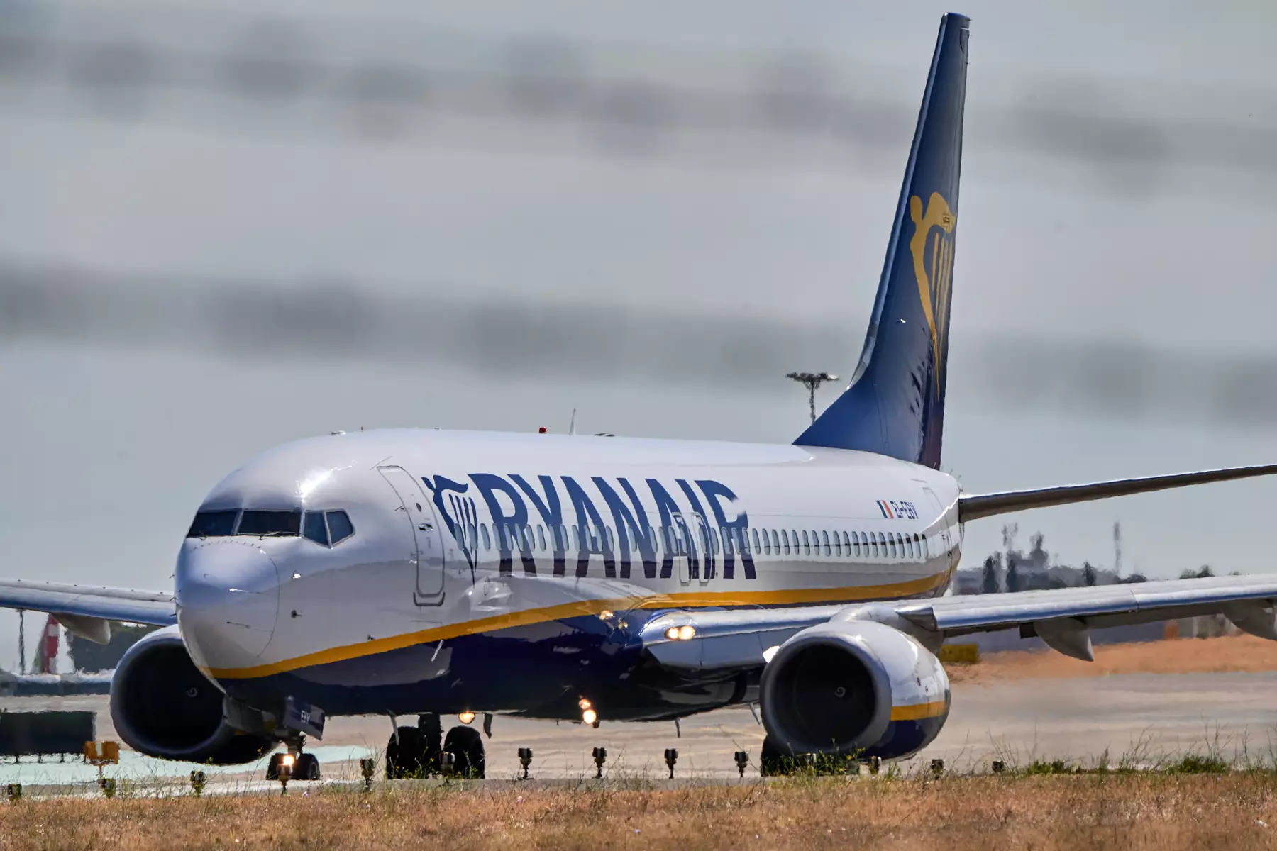 A Ryanair Boeing 737-8AS manővereket hajt végre a lisszaboni Humberto Delgado nemzetközi repülőtéren