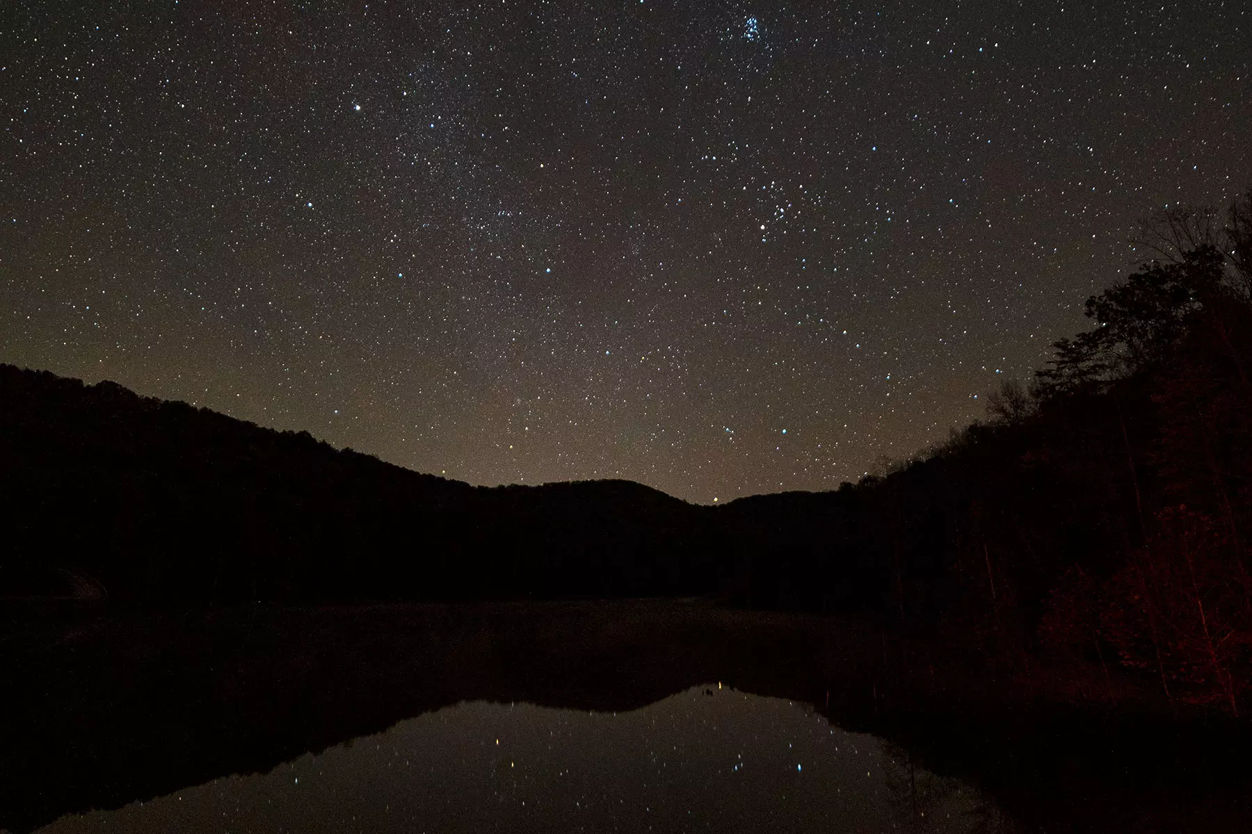 Csillagos éjszaka egy tó felett a Watoga State Parkban, Nyugat-Virginia államban