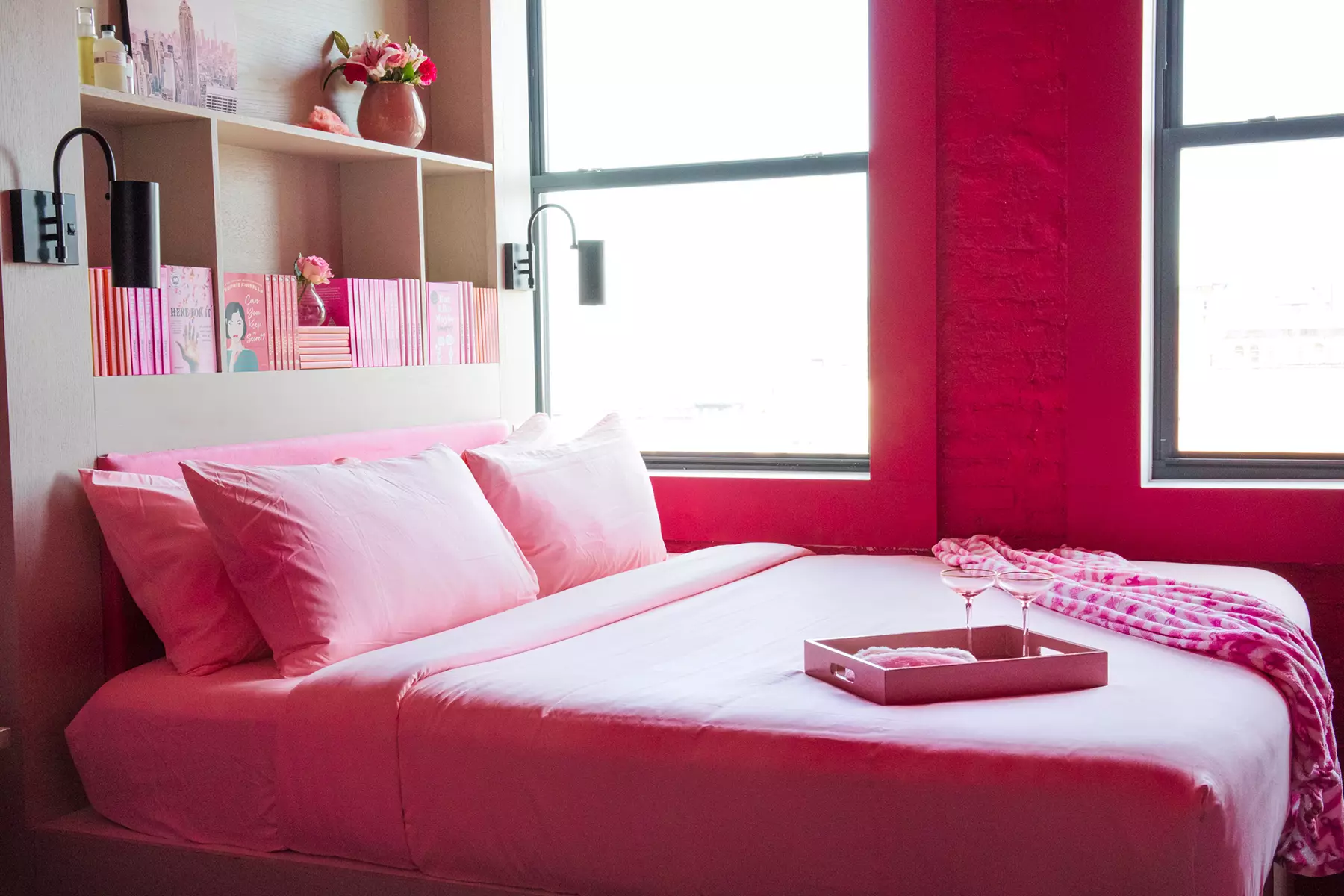 Кровать в Walker Tribeca для Месяца осведомленности о раке груди