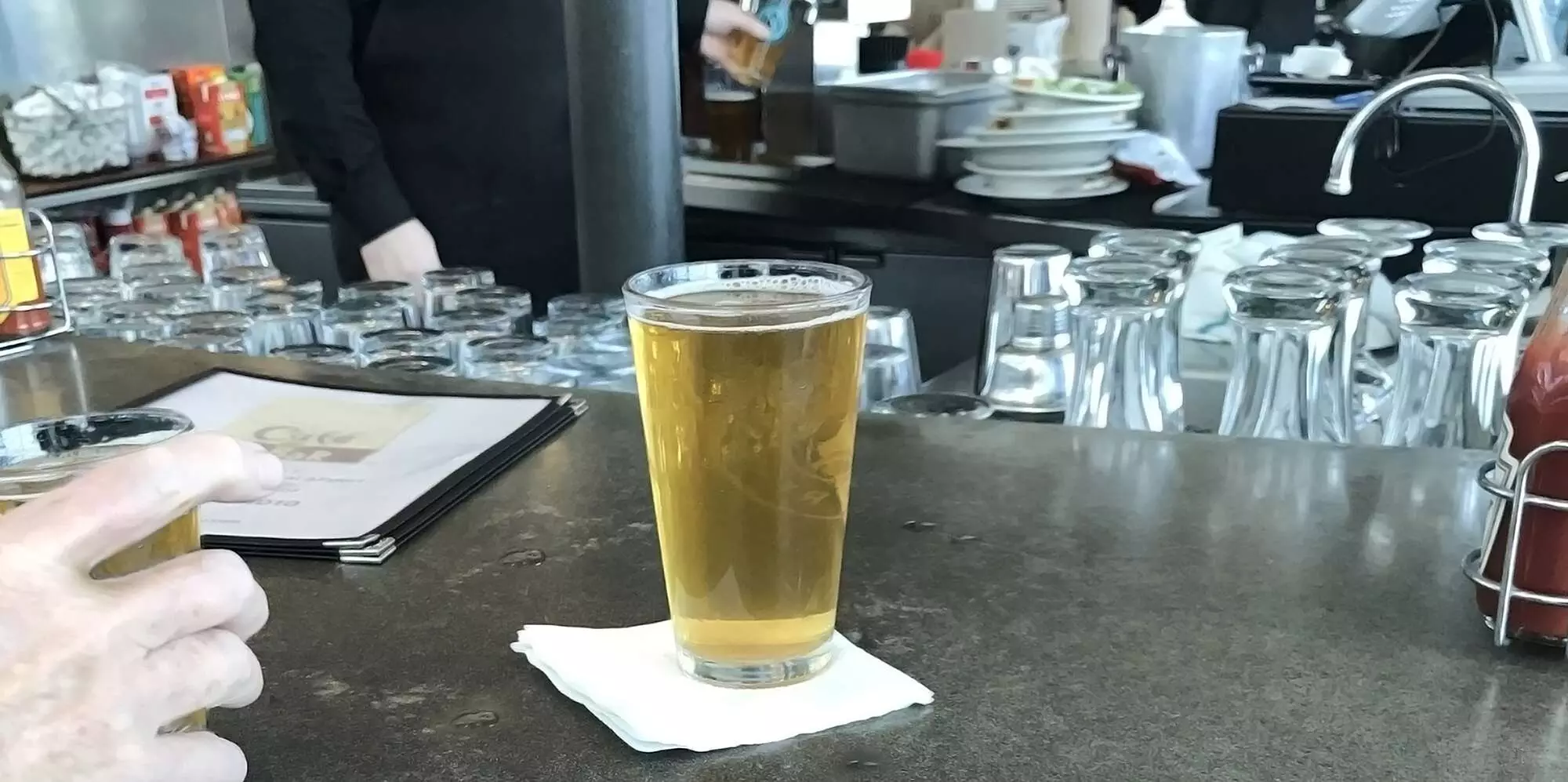 La nourriture et l'alcool des aéroports de New York sont sur le point de devenir moins chers après que la bière à 27 $ soit devenue virale