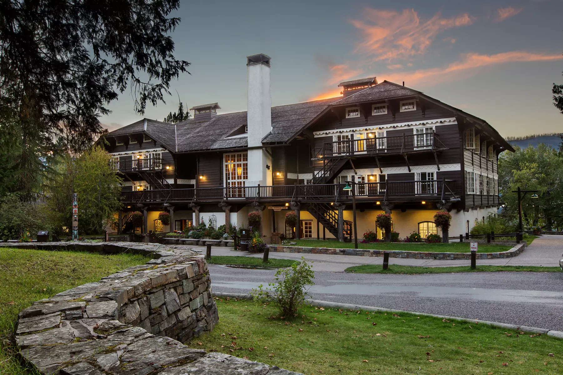 Exterior del lago McDonald Lodge