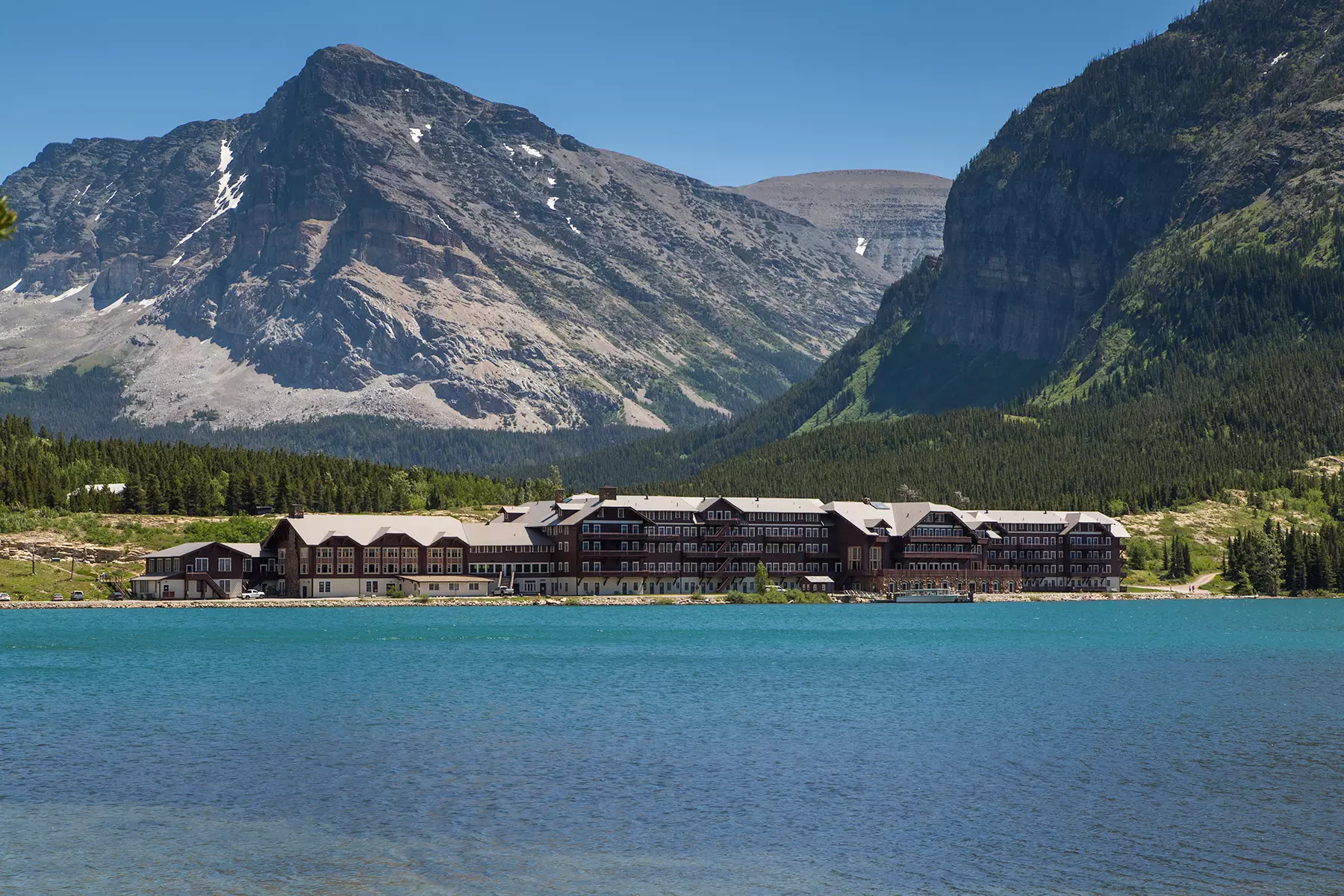 In protte Glacier Hotel Across Lake