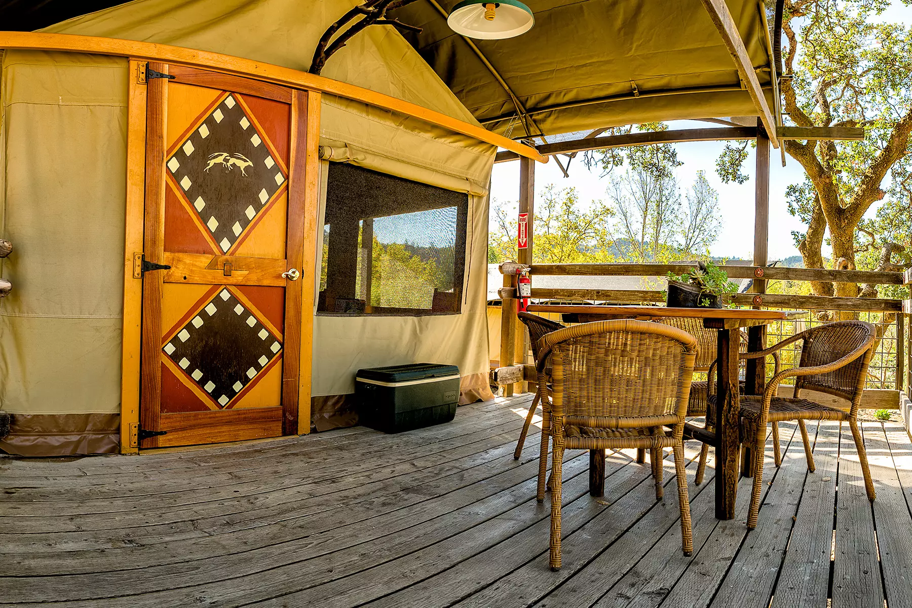 Санта-Розадағы (Калифорния штаты) Safari West-тегі Glamping тұрғын үйлері мен палуба