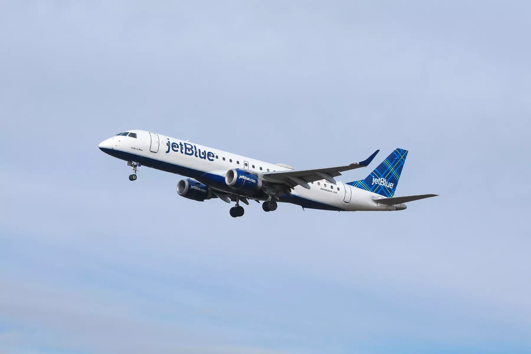 JetBlue Airways Embraer ERJ-190AR pesawat komérsial dina hiber