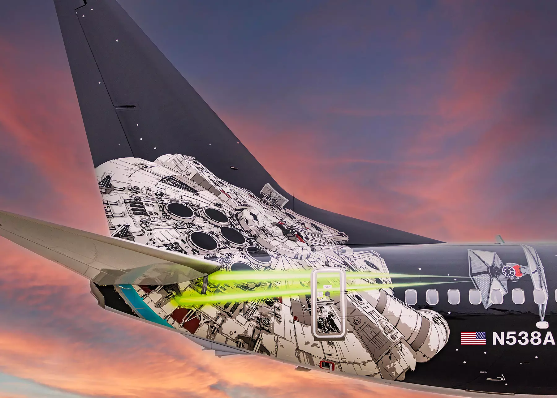 Mchira wa ndege ya Alaska Airlines yojambulidwa ndi zombo za Star Wars