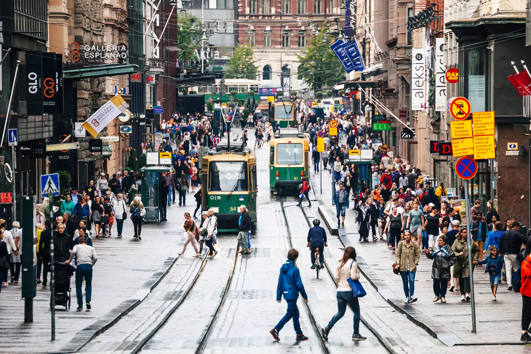 Triq Aleksi mimlija nies, Helsinki, il-Finlandja