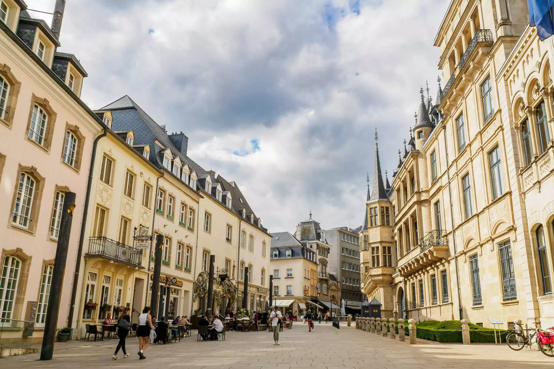 Skats uz Rue du Marche-aux-Herbes ar Lielhercoga pils galveno fasādi labajā pusē