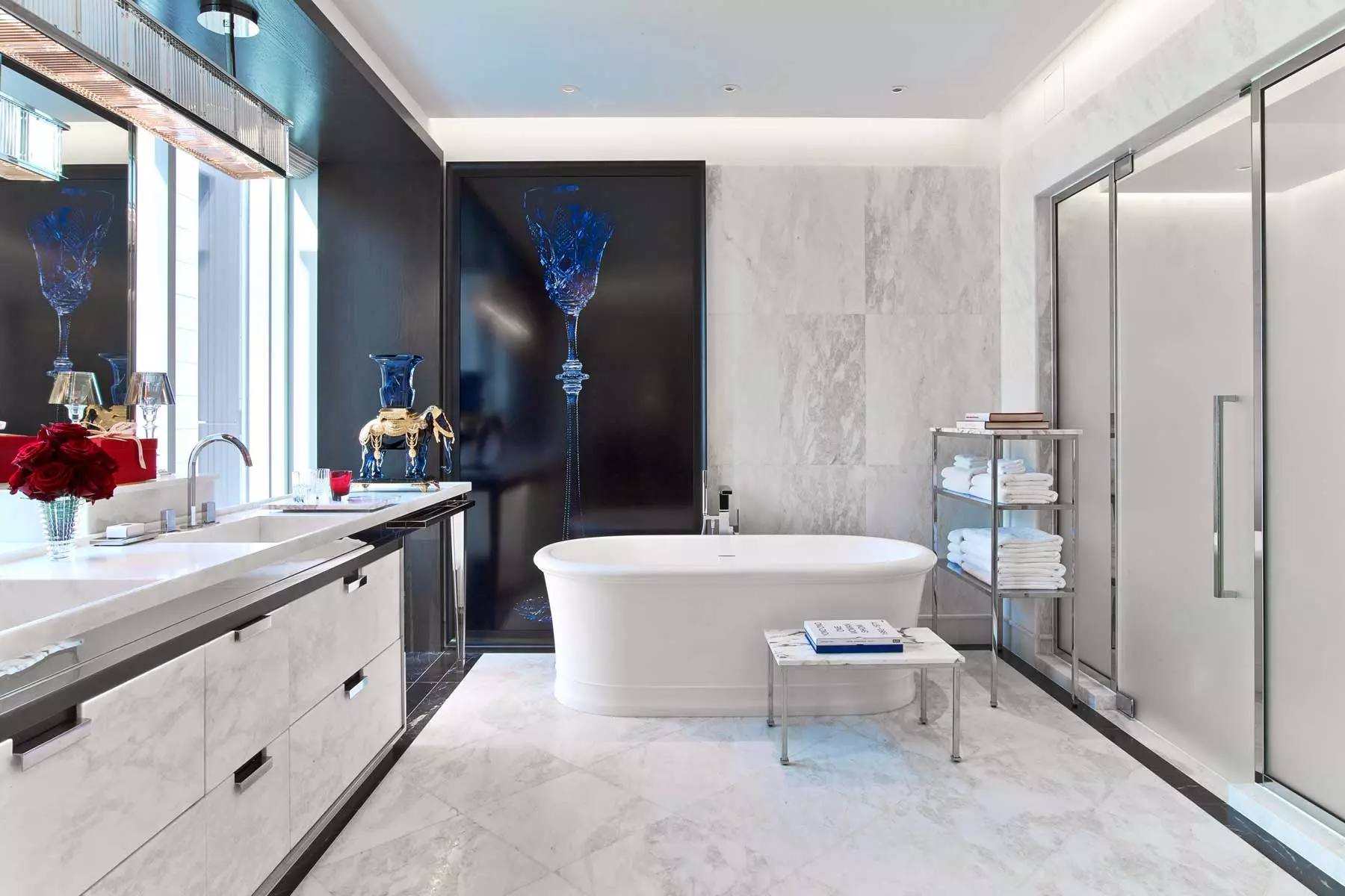 الحمام الفاخر في فندق Baccarat ، المصنف كأحد أفضل الفنادق في مدينة نيويورك
