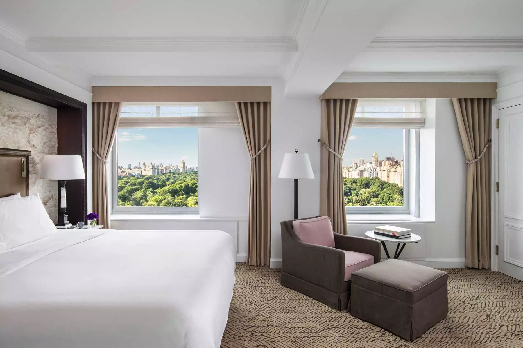 غرفة ضيوف مع إطلالة على سنترال بارك في فندق ريتز كارلتون نيويورك سنترال بارك ، تم التصويت عليها كأحد أفضل الفنادق في مدينة نيويورك