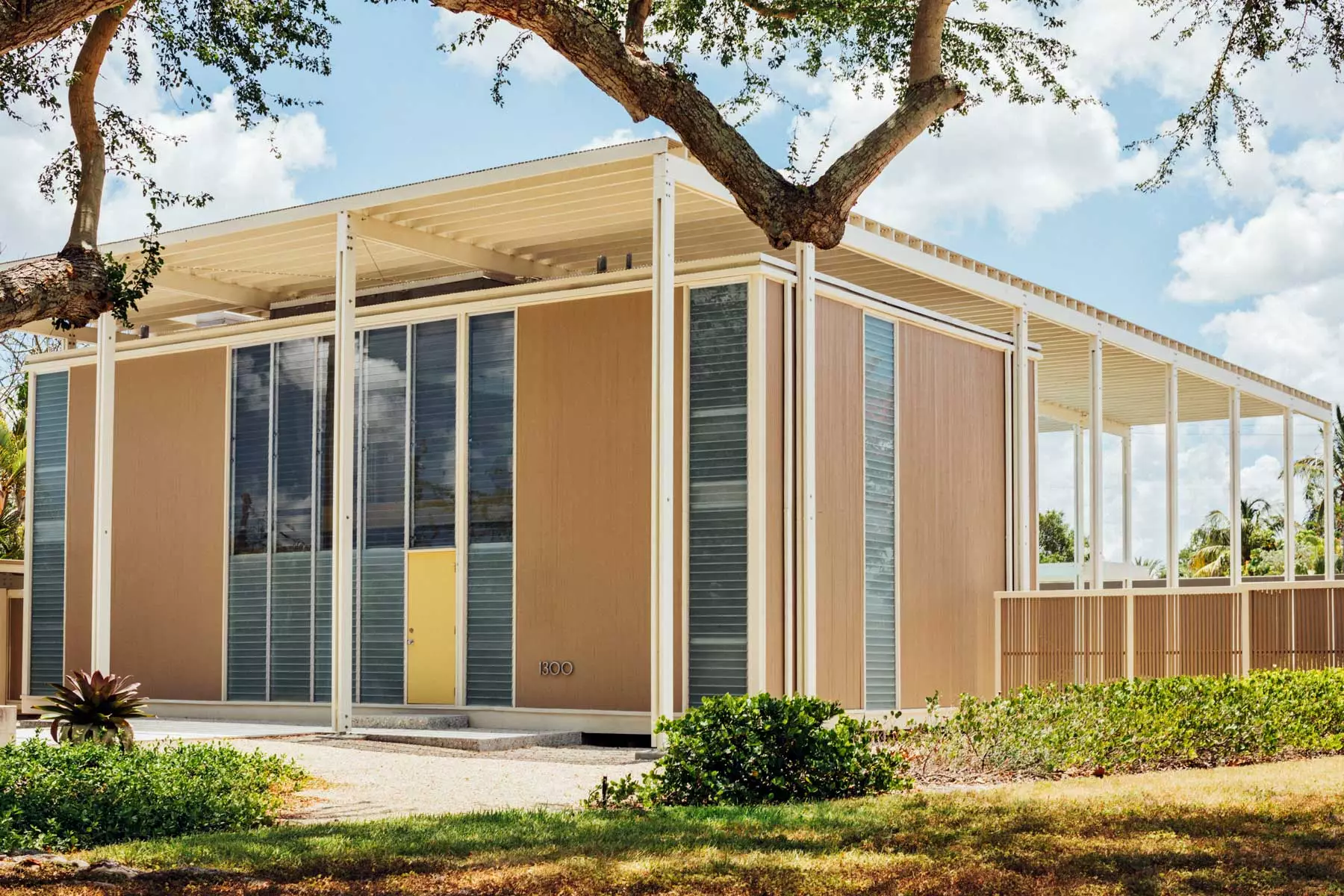 Ydersiden af det modernistiske paraplyhus i Sarasota, Florida