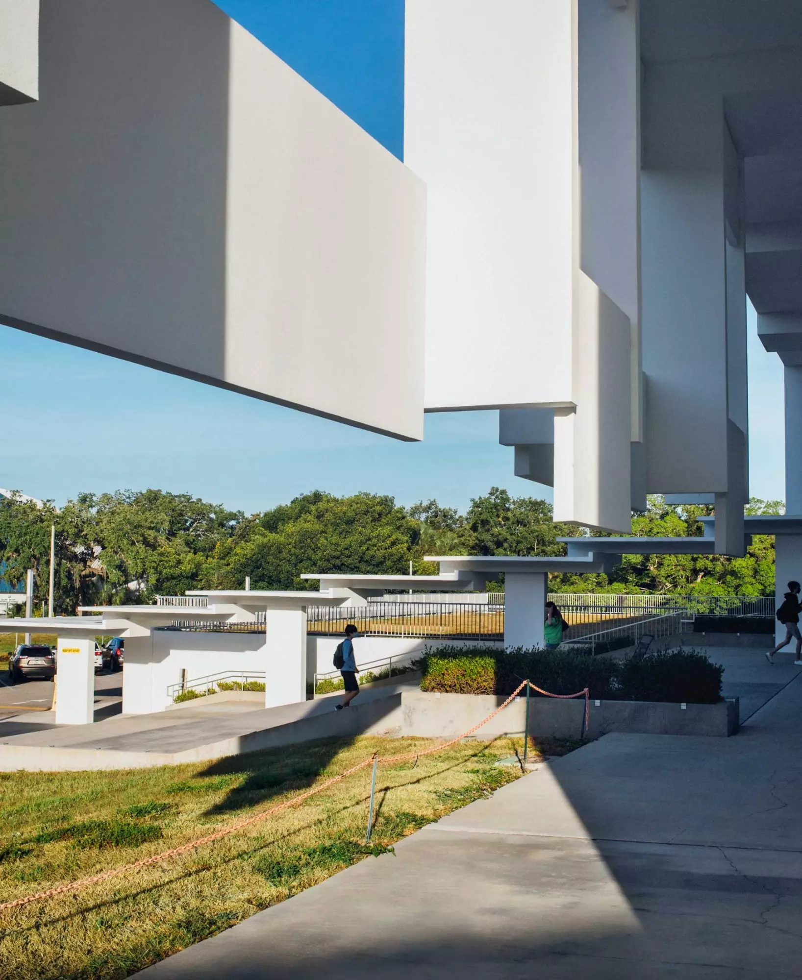 Kajaba arsitektur modernis ing sekolah menengah ing Sarasota, Florida