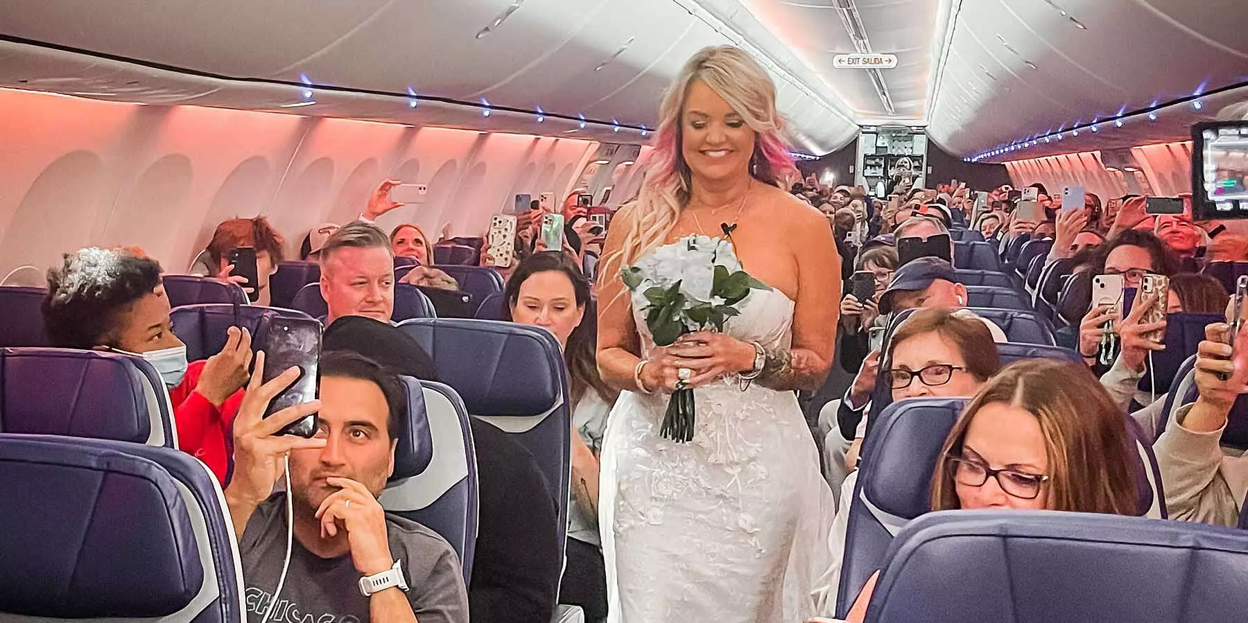 Nevěsta z Oklahomy šla uličkou jihozápadního letu – podívejte se, jak to tento pár udělal
