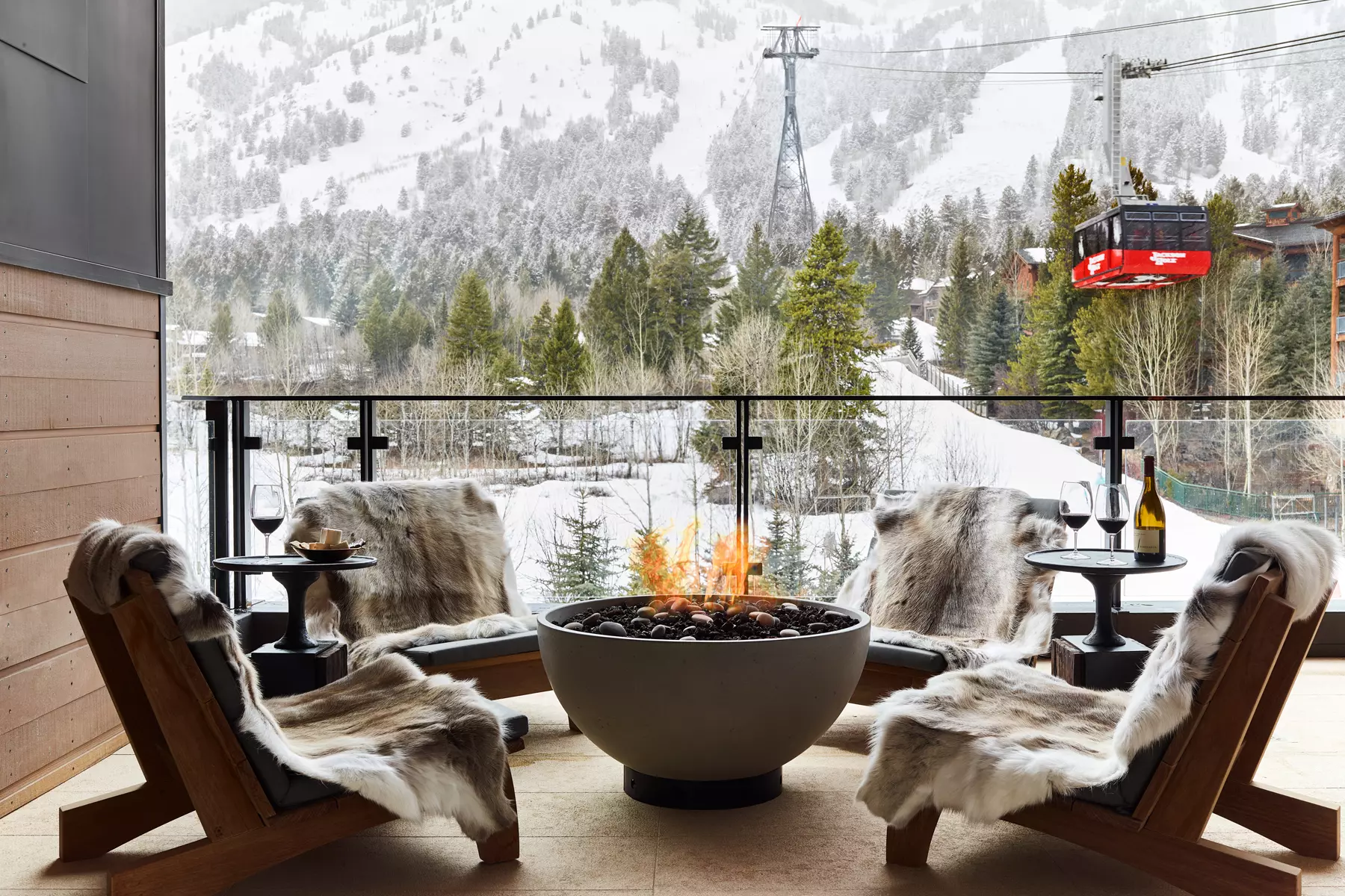 Le foyer de Caldera House pendant la saison de ski enneigée