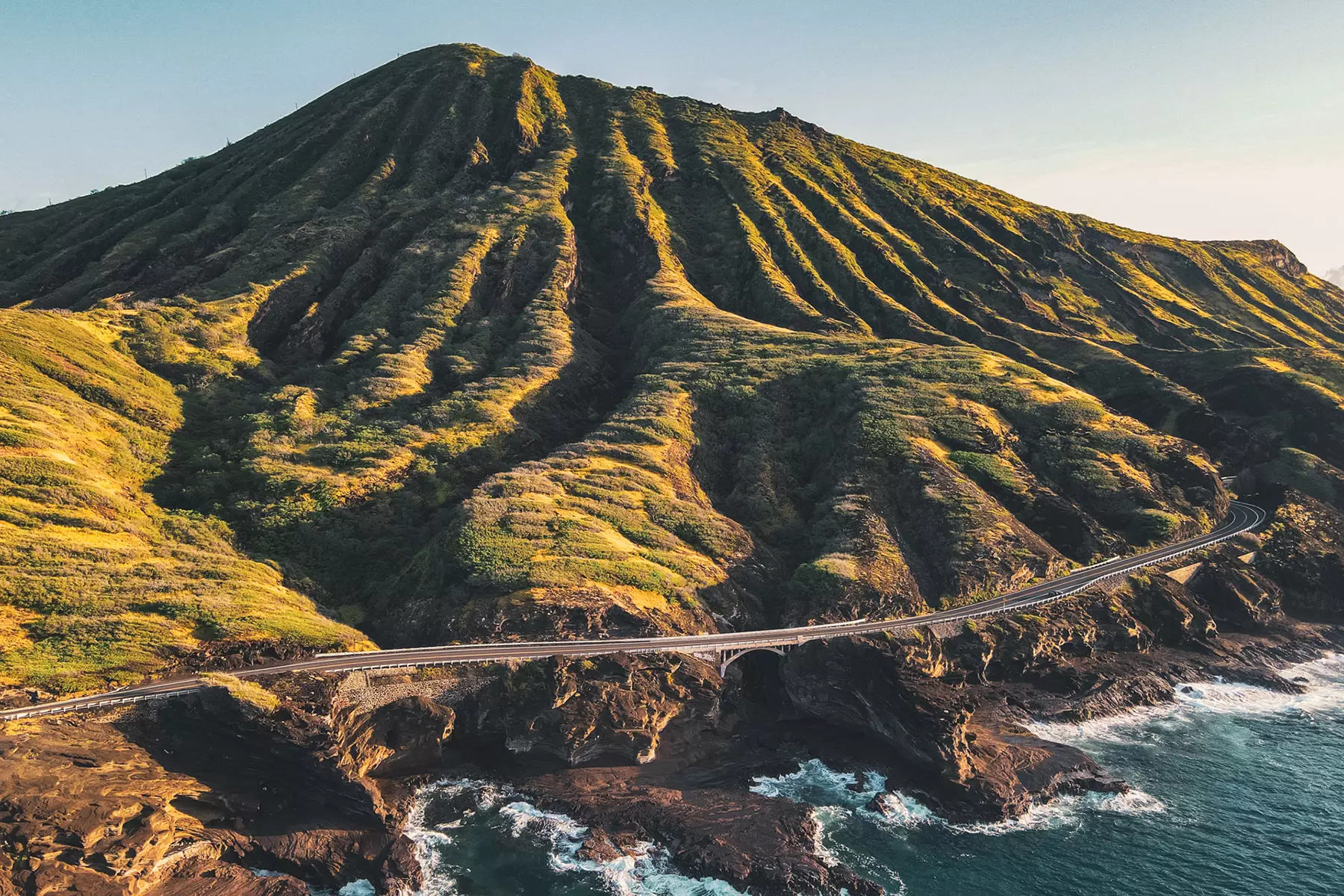 Hawaii'de bir sahil yolunun havadan görünümü