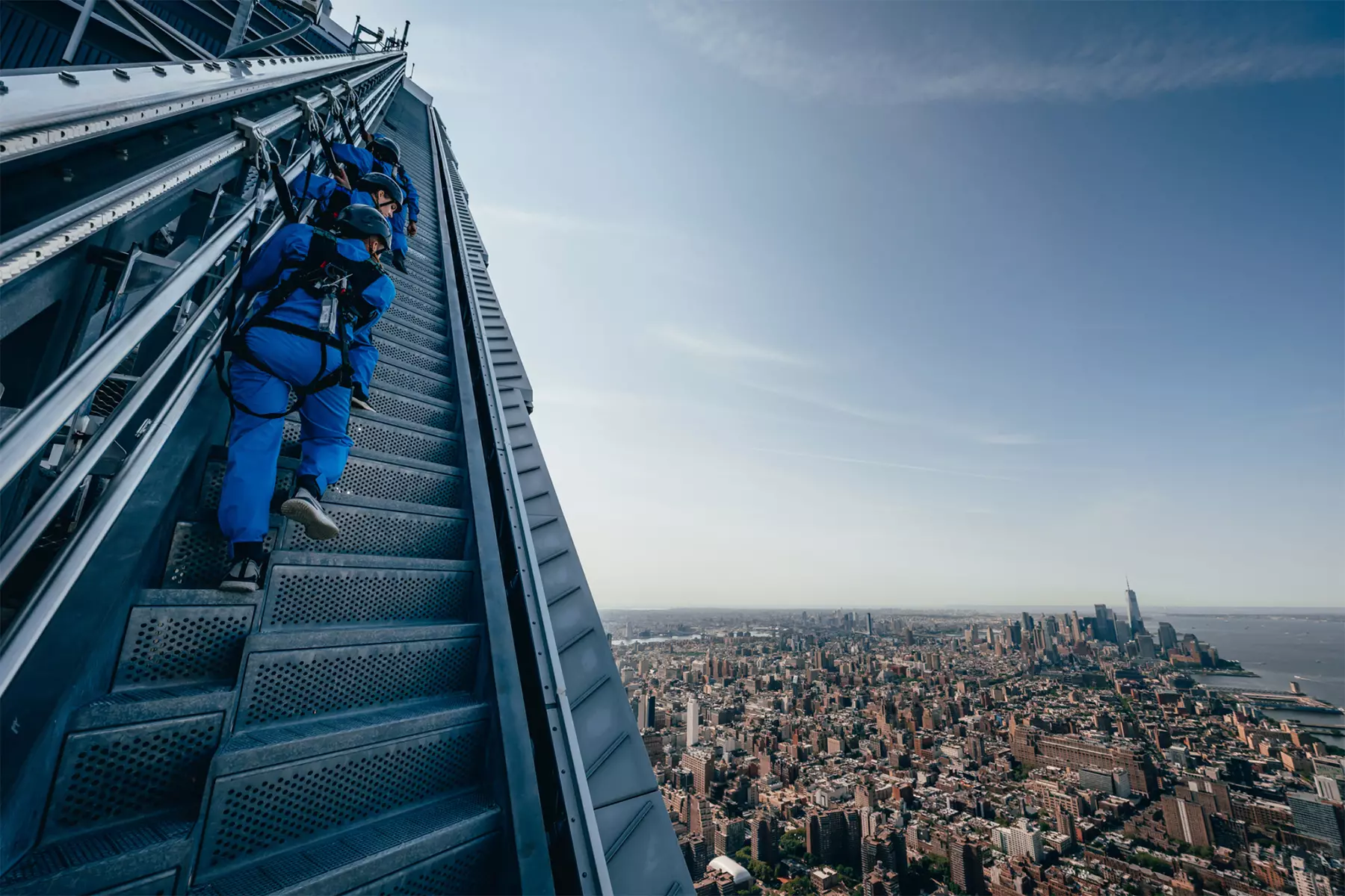 Att klättra upp för trappan till City Climb at the Edge over NYC