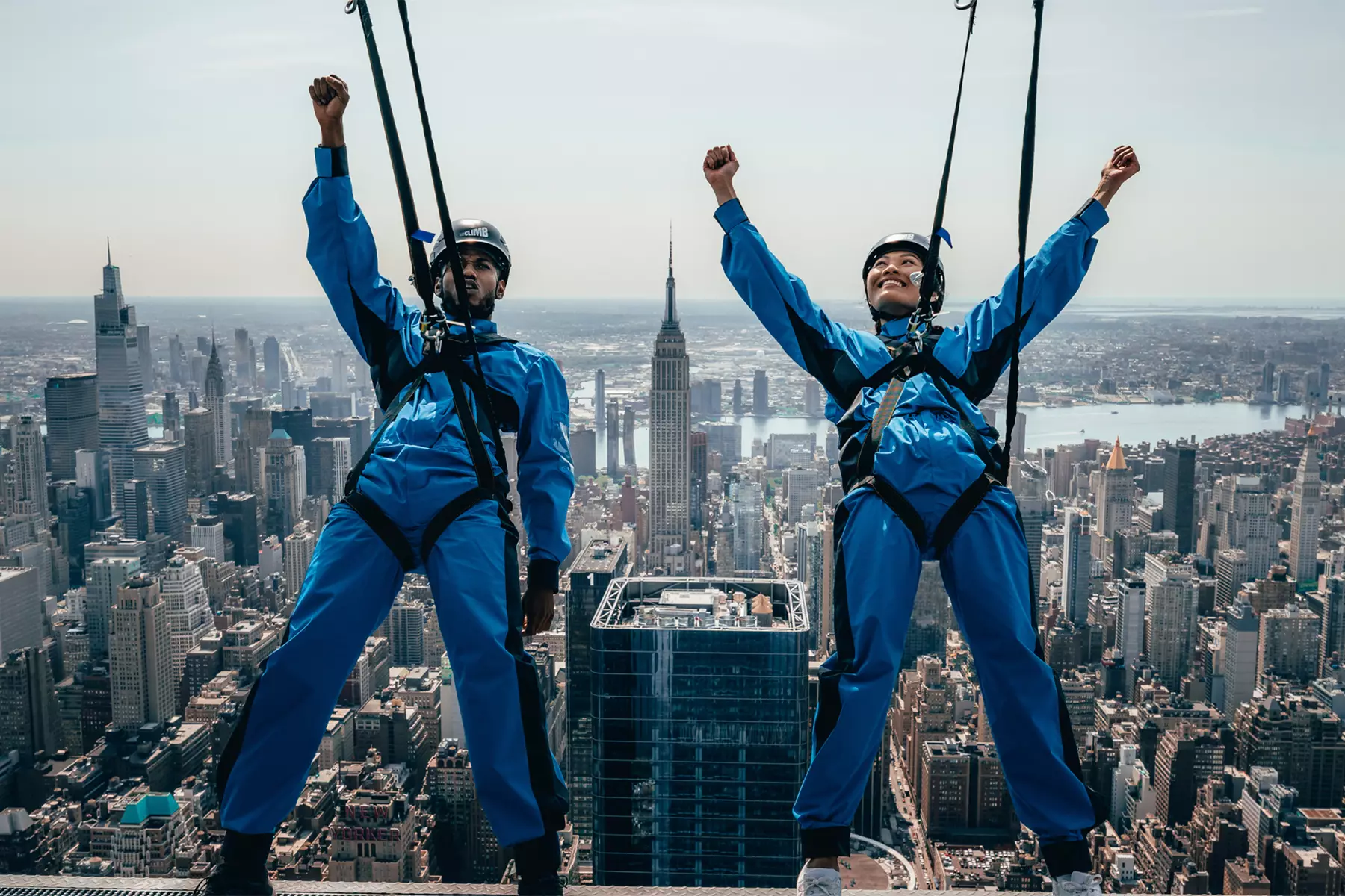 Hängande över kanten av City Climb at the Edge over NYC