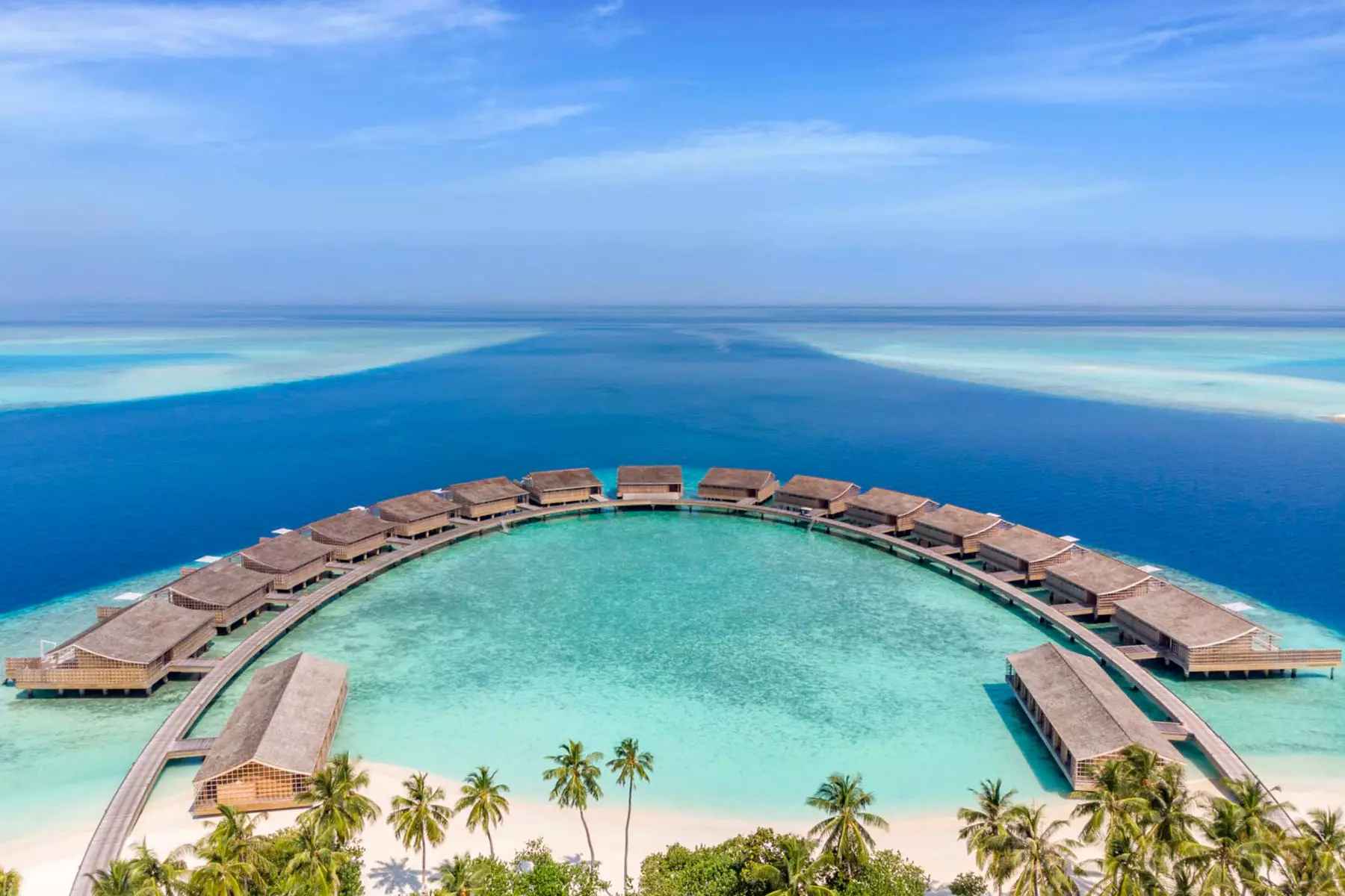 Đảo tư nhân Kudadoo Maldives nhìn từ trên không ra các biệt thự trên mặt nước