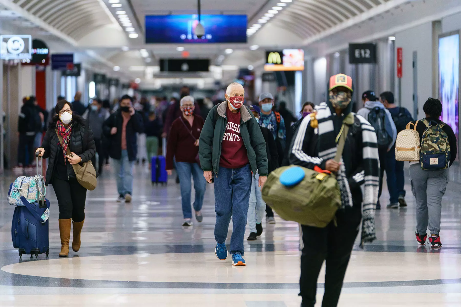 Putnici na međunarodnom aerodromu Hartsfield-Jackson Atlanta (ATL) u Atlanti, Georgia, SAD