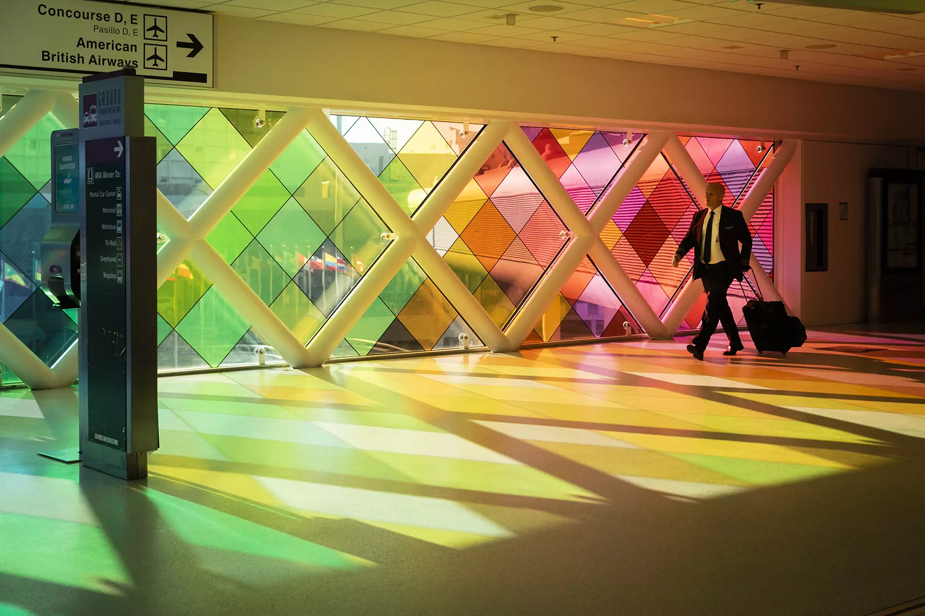 Moški hodi po praznem hodniku na mednarodnem letališču Miami v Miamiju na Floridi