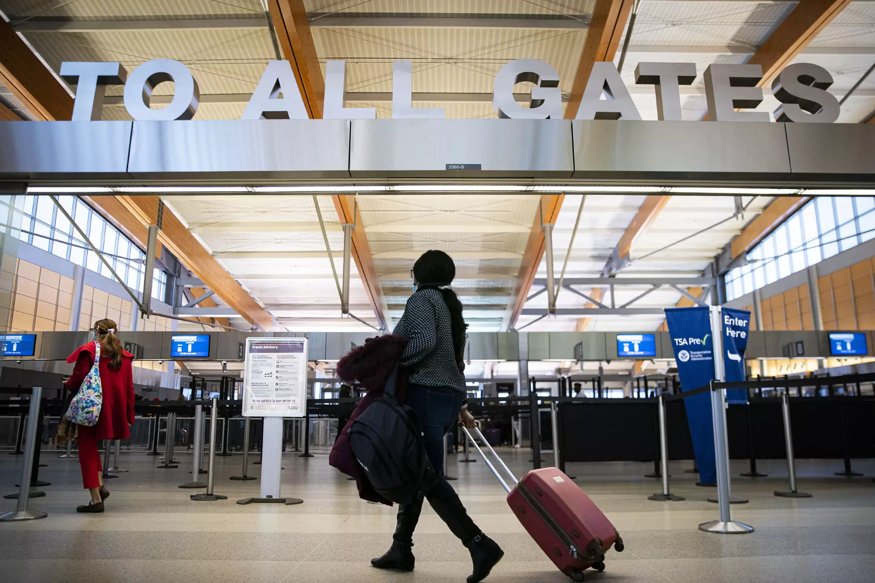 موریس ویل، نارتھ کیرولائنا میں ریلے ڈرہم انٹرنیشنل ایئرپورٹ (RDU) پر ٹرمینل 2 سے گزرتے ہوئے ایک مسافر سامان لے کر جاتا ہے۔