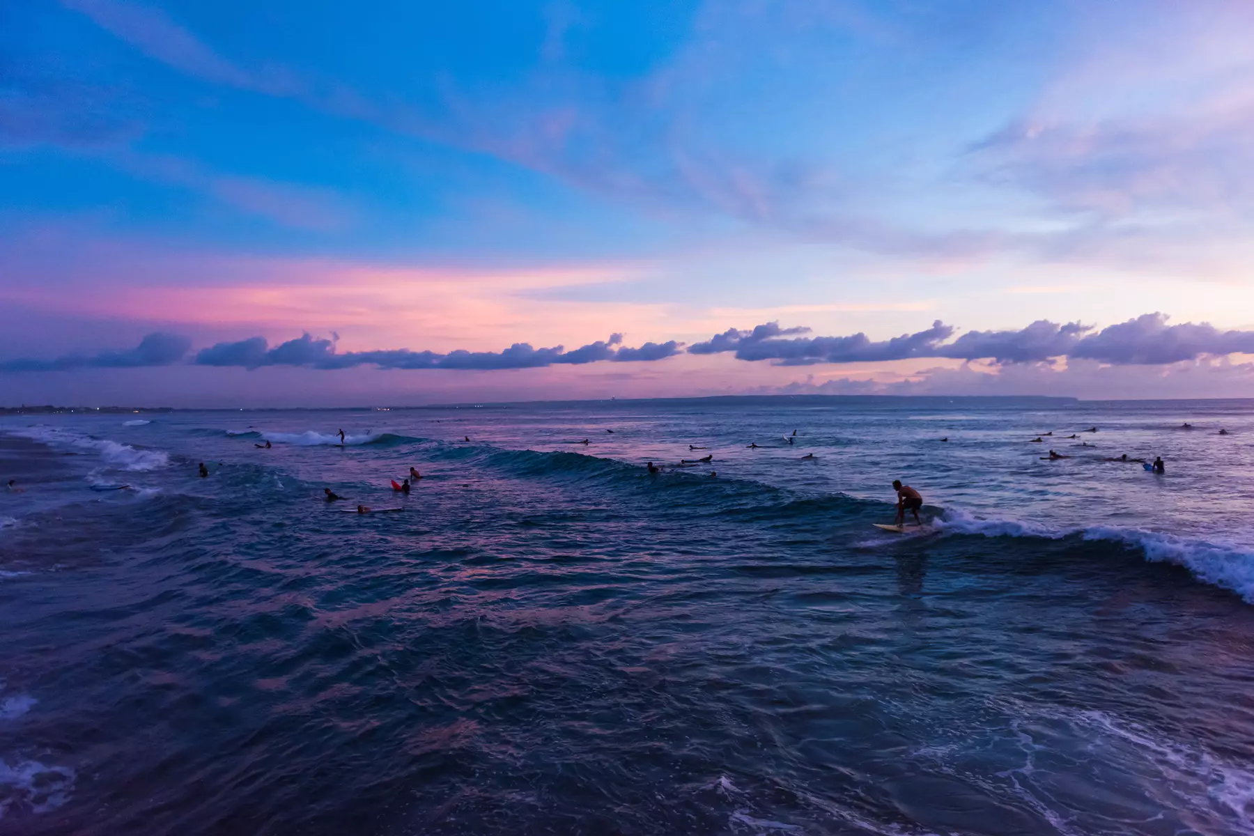 Surfing ao amin'ny tora-pasika Batu Bolong any Canggu, Bali, Indonezia