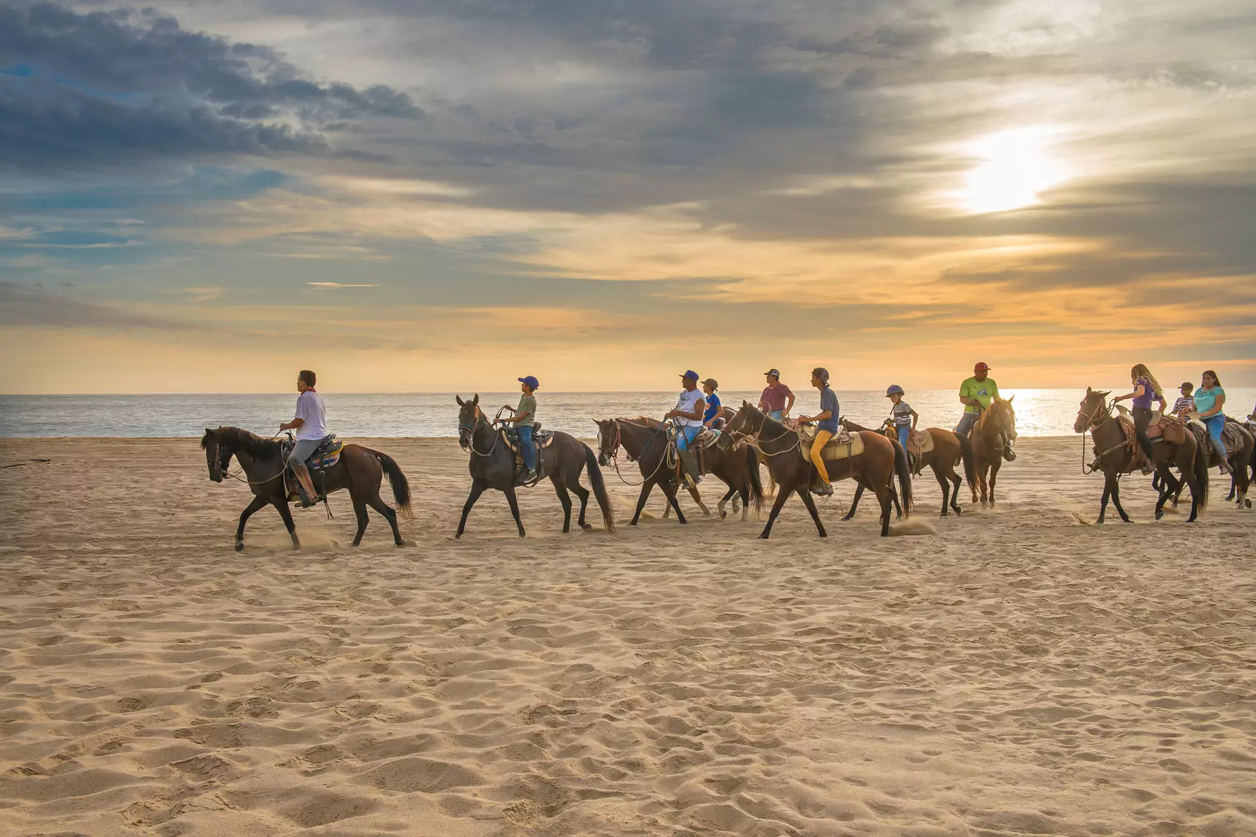 Punta Lobos Beach හි ගිම්හාන කාලය, ප්‍රදේශවාසීන් අශ්වයන් පිට නැගී, Todos Santos, Baja California Sur, Mexico