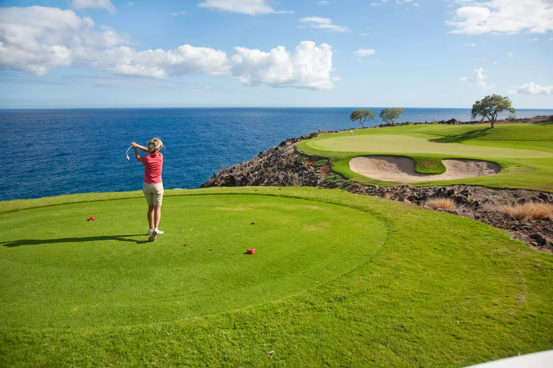 Naag ku ciyaareysa tartanka tartanka Manele Golf Course ee Lanai, Hawaii