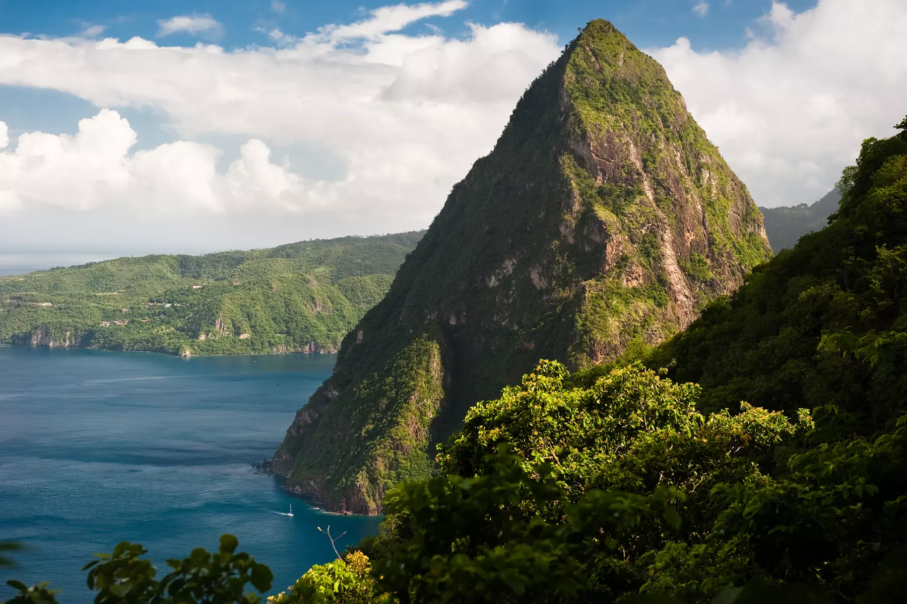 Aragtida yar ee Petit Piton oo ka soo baxaysa badda buluuga ah ee Kariibiyaanka iyadoo laga eegayo jiirada Gros Piton ee dariska la ah, una dhow Soufriere Saint Lucia.