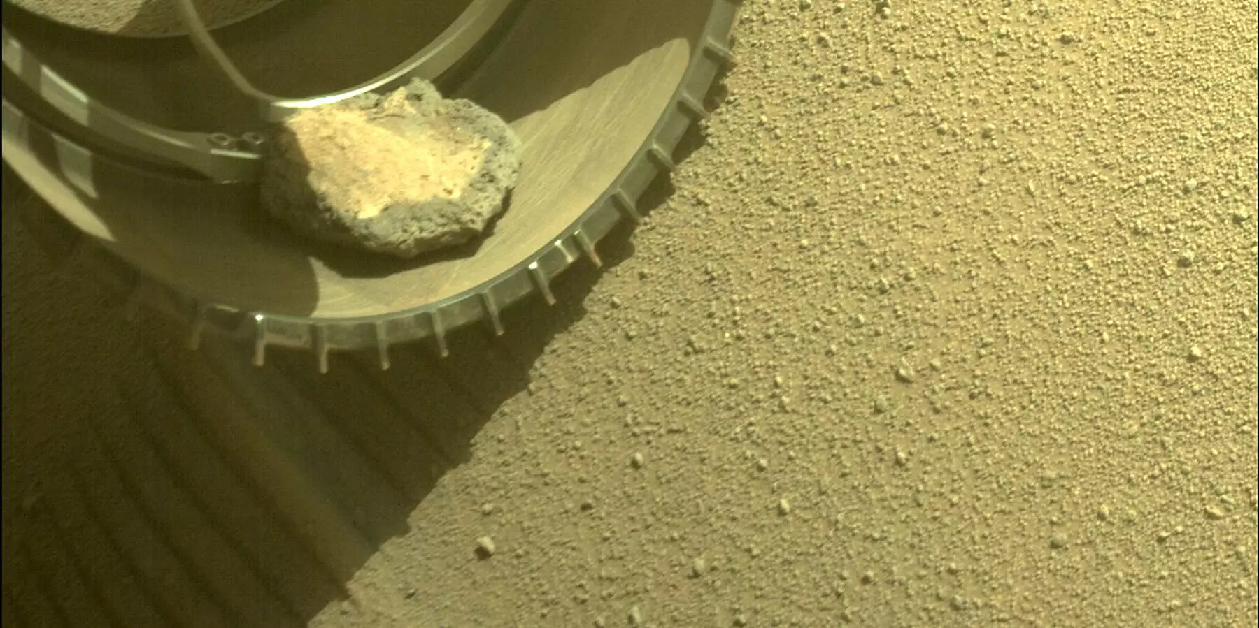 De Mars Perseverance Rover hat in lifter oppakt - en NASA seit dat it in lange wei fan hûs is