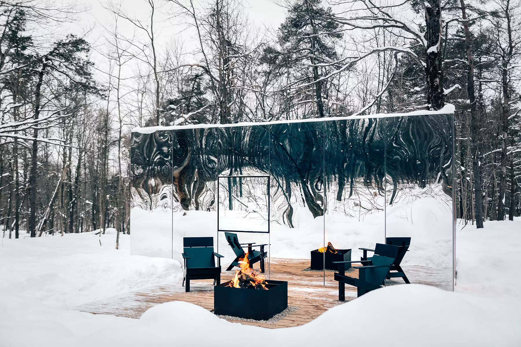 Stoelen om in fjoerput by in spegelkabine yn Kanada yn 'e winter