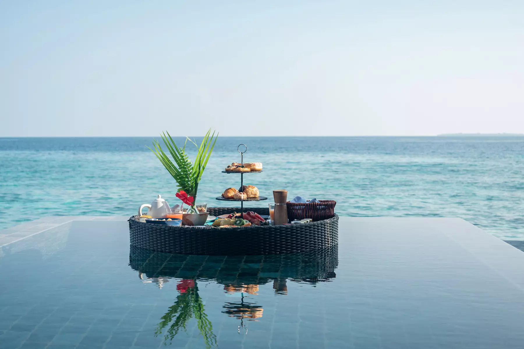 Petit-déjeuner flottant sur la piscine à débordement d'un hôtel de luxe aux Maldives