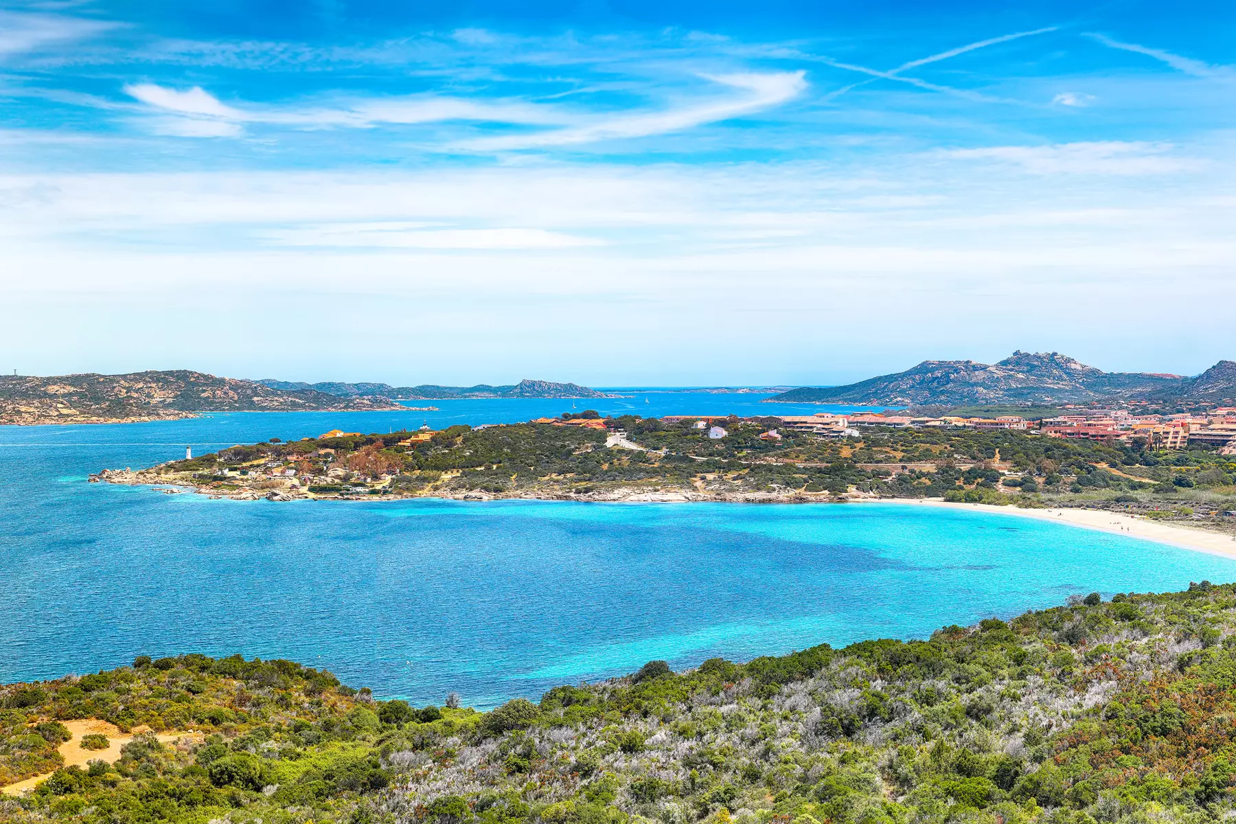 Fantastický výhľad na pláž La Sciumara v Palau. Malebná prímorská krajina Stredozemného mora. Miesto: Palau, provincia Olbia-Tempio, Sardínia, Taliansko, Európa