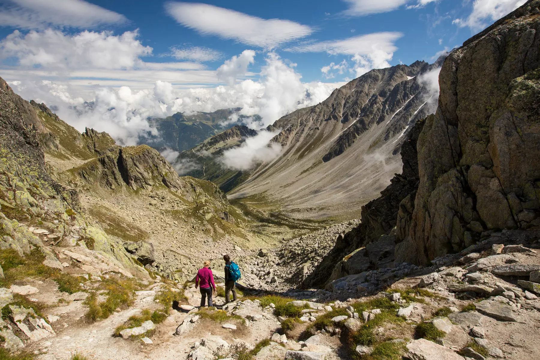 Un couple sur le Tour du Mont Blanc descend dans le Val d'Arpette dans les Alpes suisses.