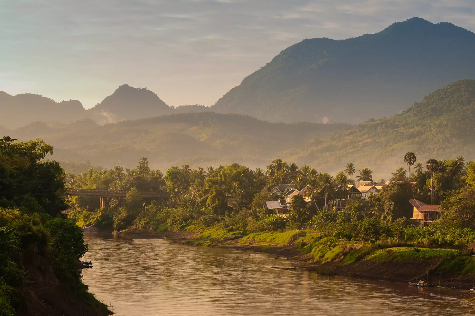 République démocratique populaire lao, province de Luang Prabang, vie de Luang Prabang et de la rivière Nam Khan depuis la montagne Phousi.