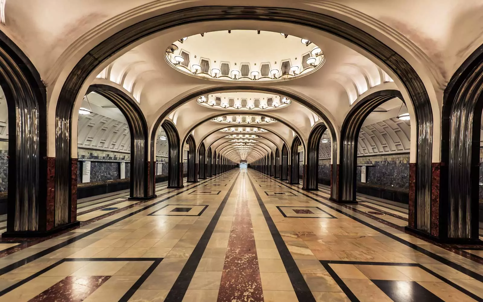 Majakovskaja metrostacio en Moskvo.