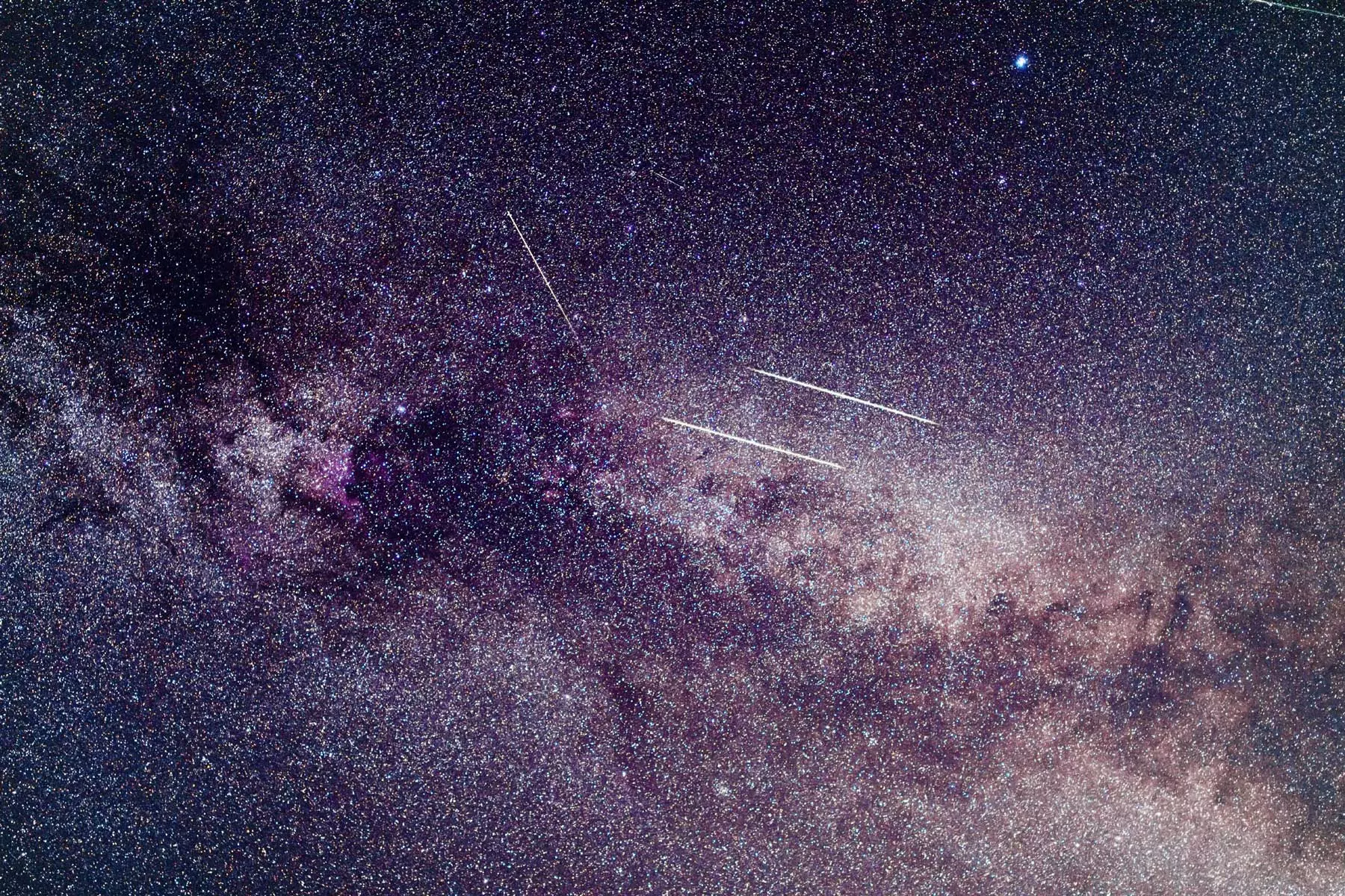 Meteoros perseidas visibles sobre o fondo da vía láctea na rexión preto da constelación de Cygnus