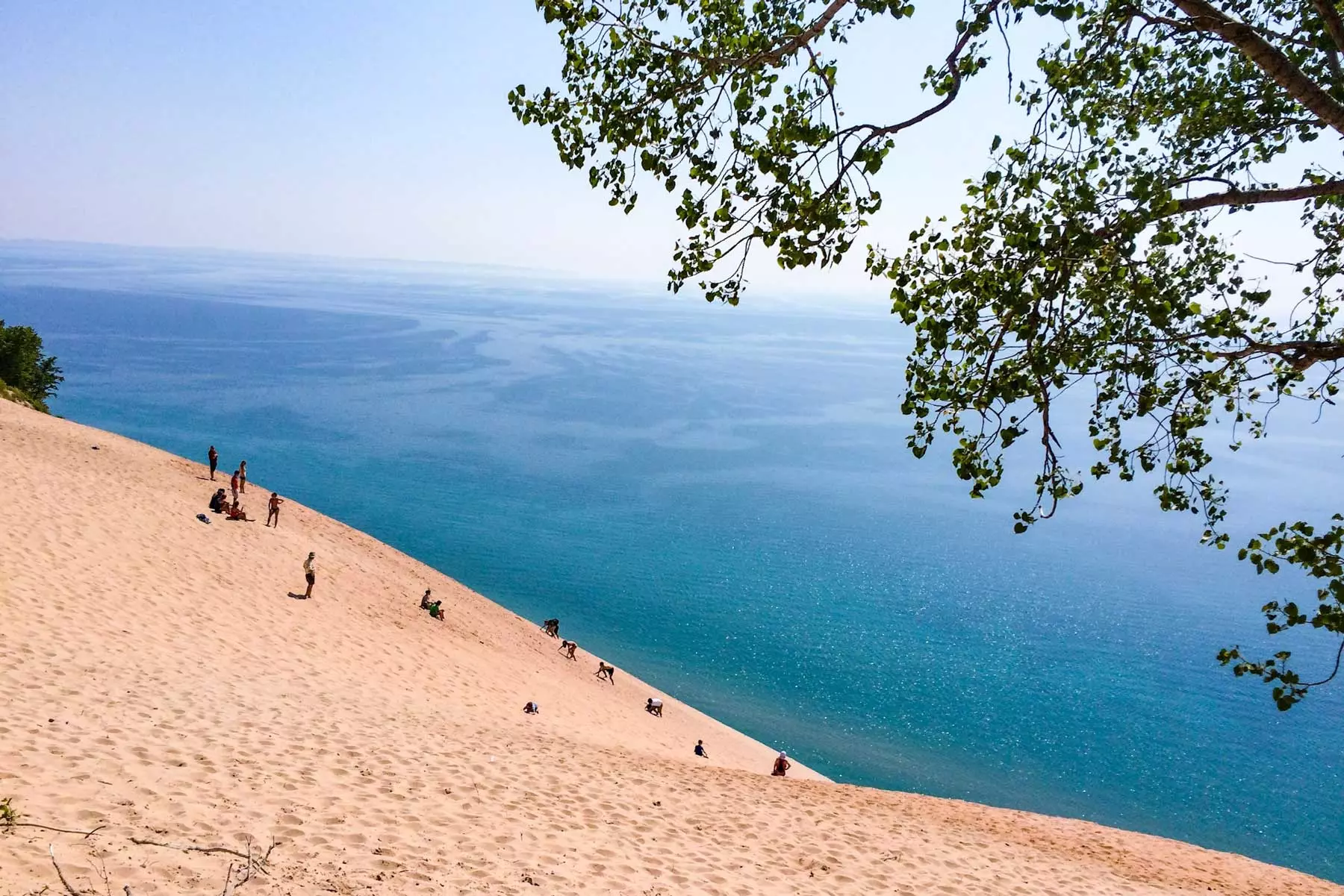 Vista aérea de dunas e lago