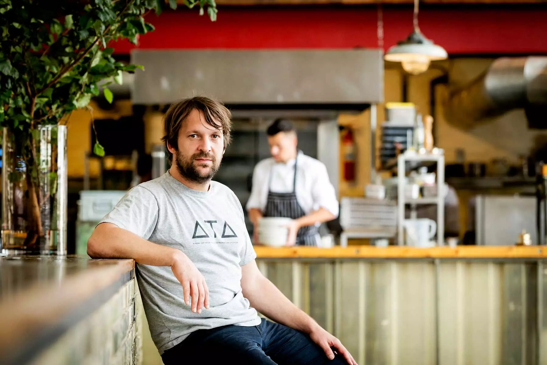 Onye isi nri Danish Rene Redzepi, onye nwe ụlọ oriri na ọṅụṅụ Noma na Copenhagen, Denmark, sere foto