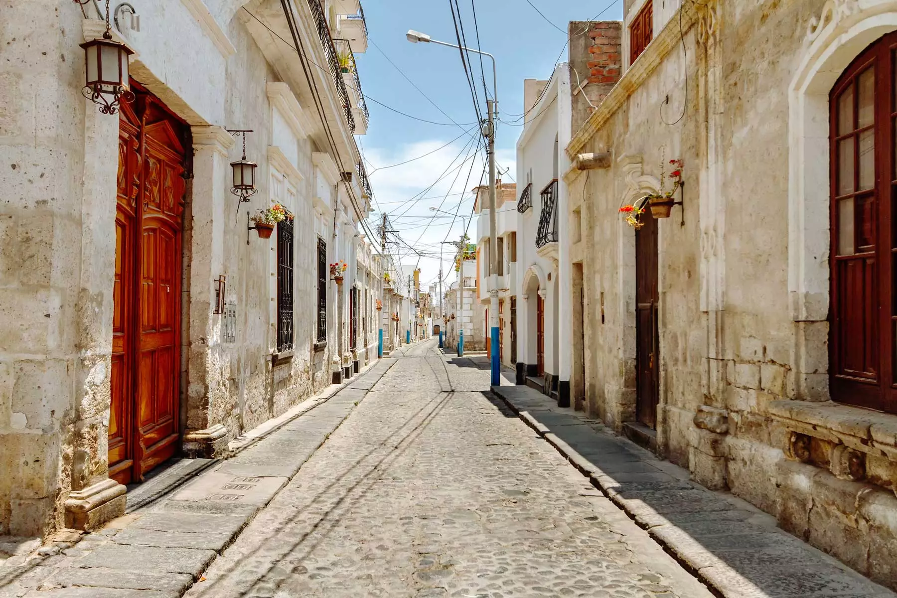 Koloniale huzen yn in lege steegje fan 'e buert Yanahuara yn Arequipa (Perû)