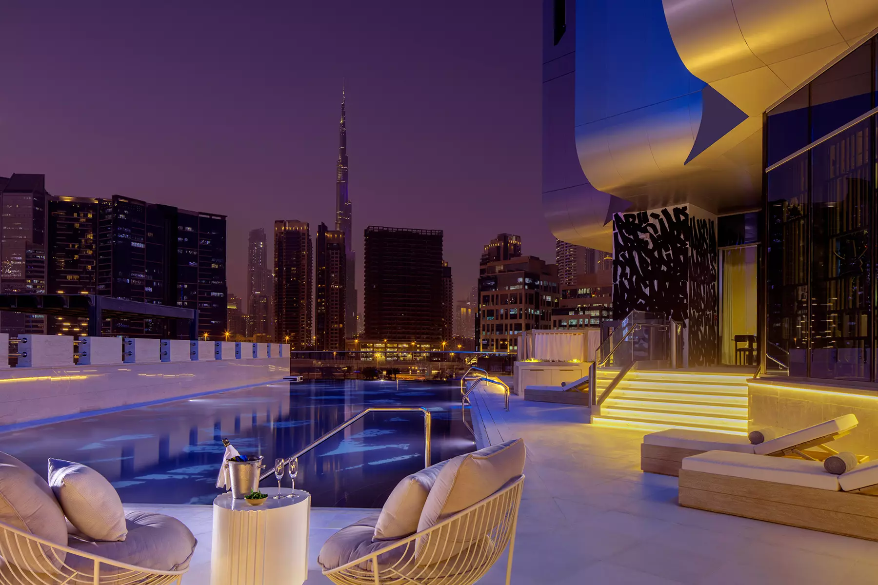 Η πισίνα και η θέα στο Hyde Hotel Dubai