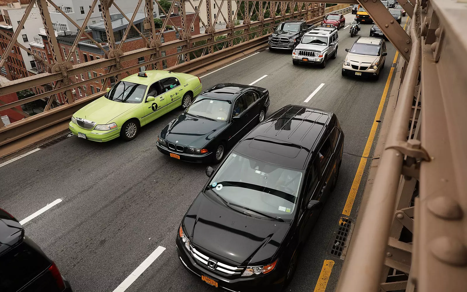 Magalimoto a Uber ndi taxi kudutsa Brooklyn Bridge