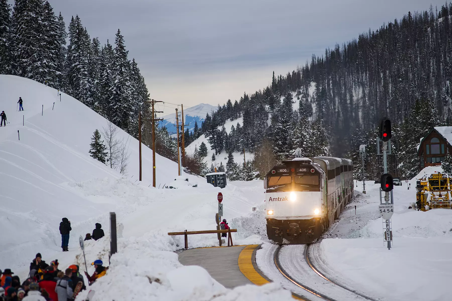 Kereta Amtrak melewati salju