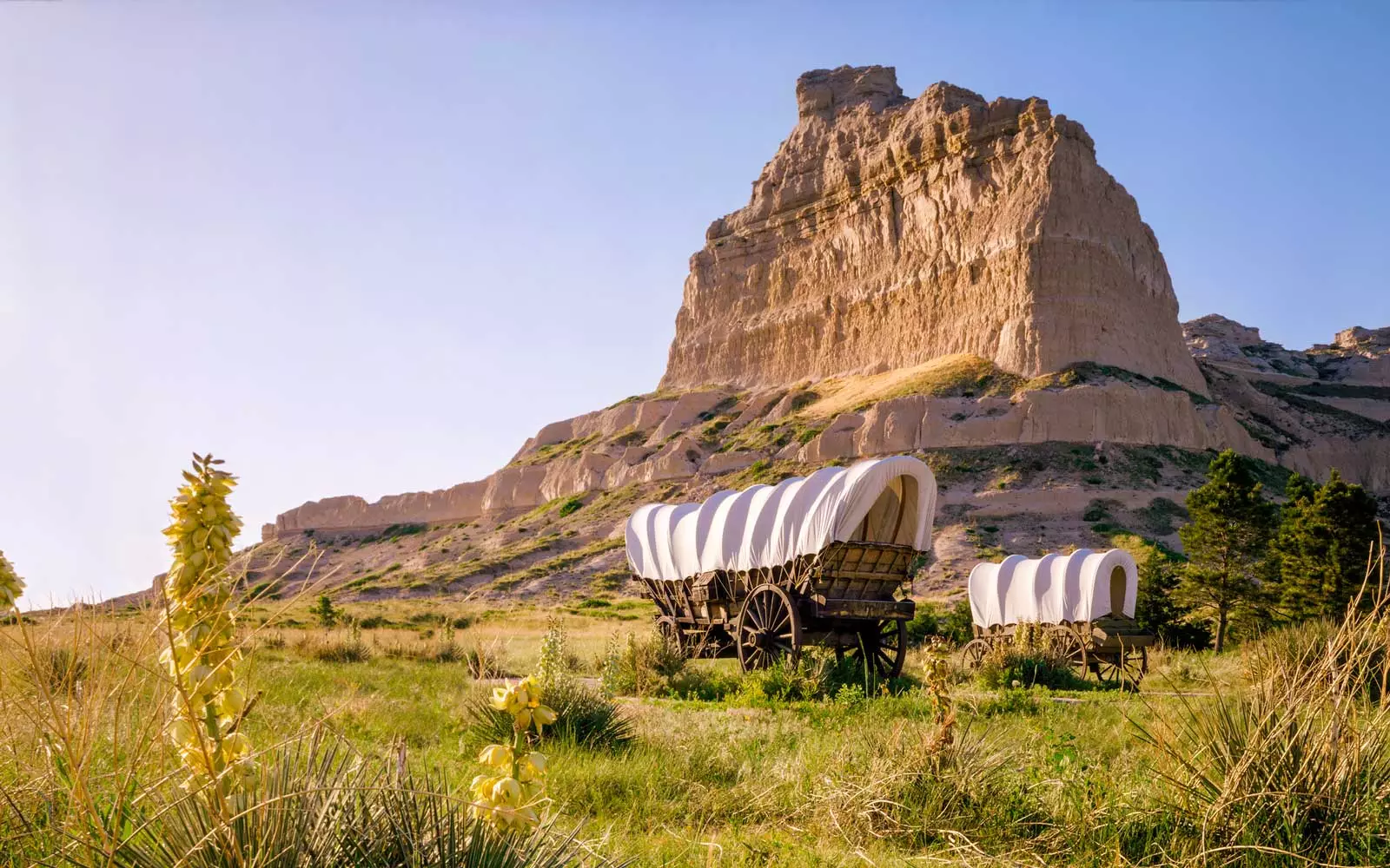 Roedd Conestoga yn gorchuddio wagenni, Cofeb Genedlaethol Scotts Bluff, Oregon Trail, Nebraska